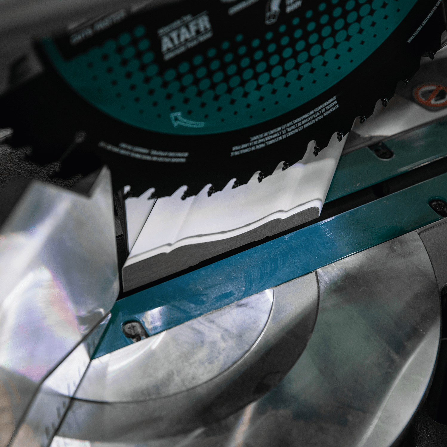 Makita (GSL04M1) 40V max XGT® Brushless Cordless 12" Dual-Bevel Sliding ...